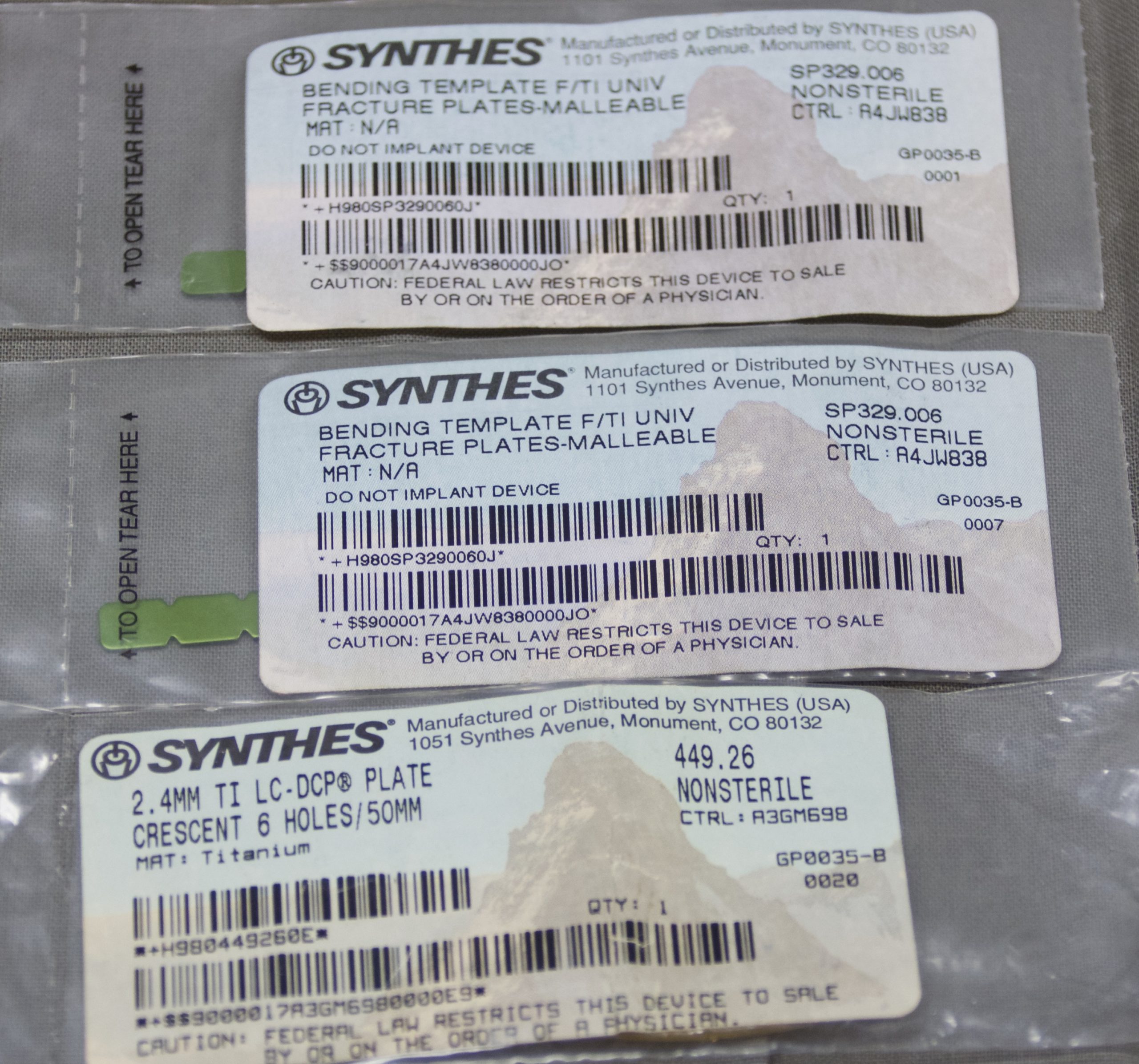 Synthes Assorted Plates - Lot Of 3 + 2 Templates (R32) - Apexx Solutions